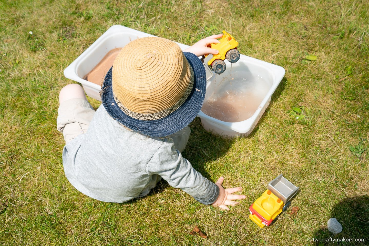 How to Make Play Mud (with printable instructions) - Two Crafty Makers